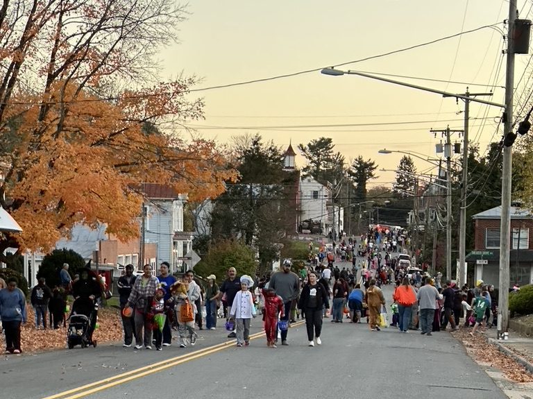Lovingston : Largest Halloween Crowd In Years For Annual Event - Blue ...